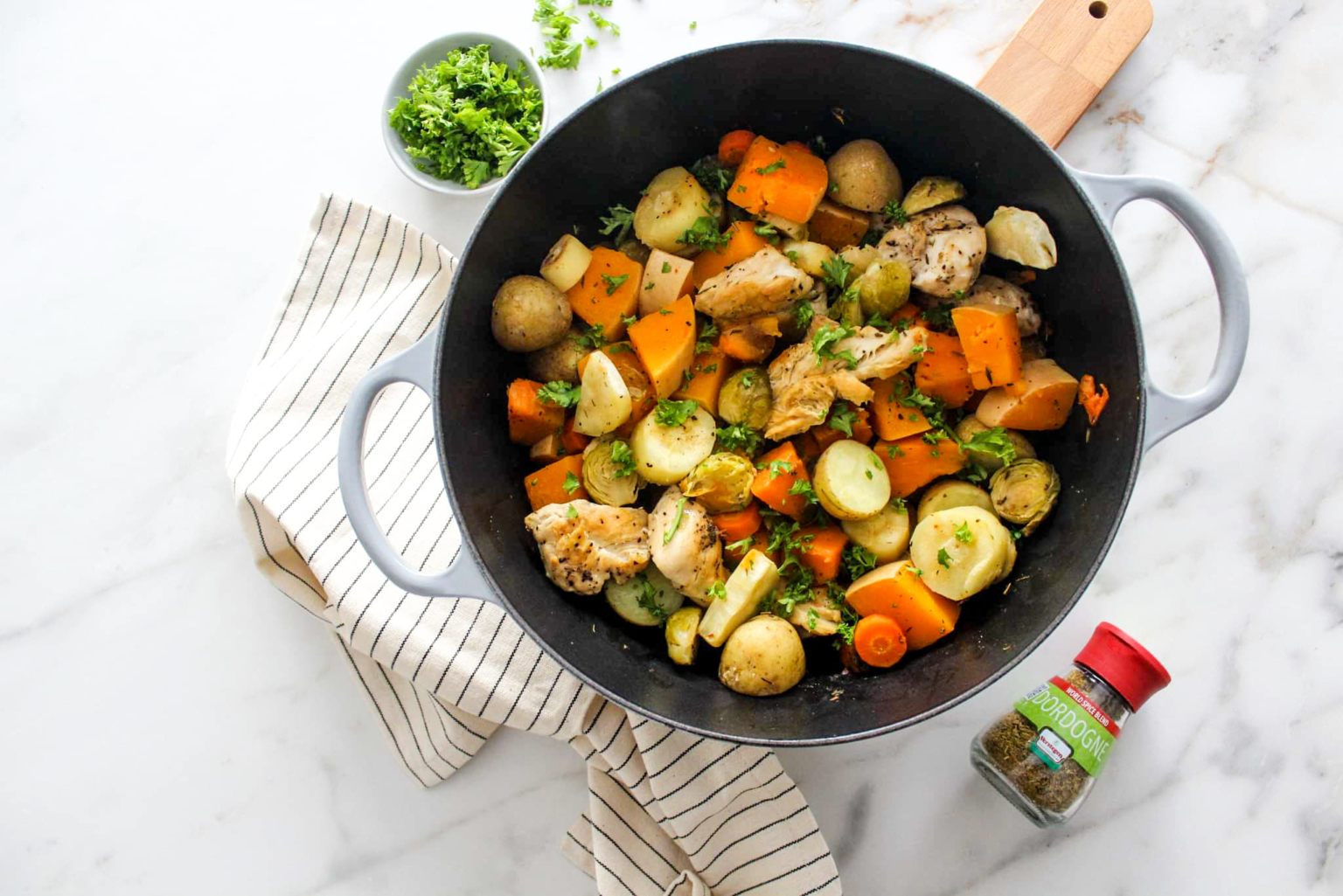 Stoofpot van kip, groenten en kruiden uit de Dordogne