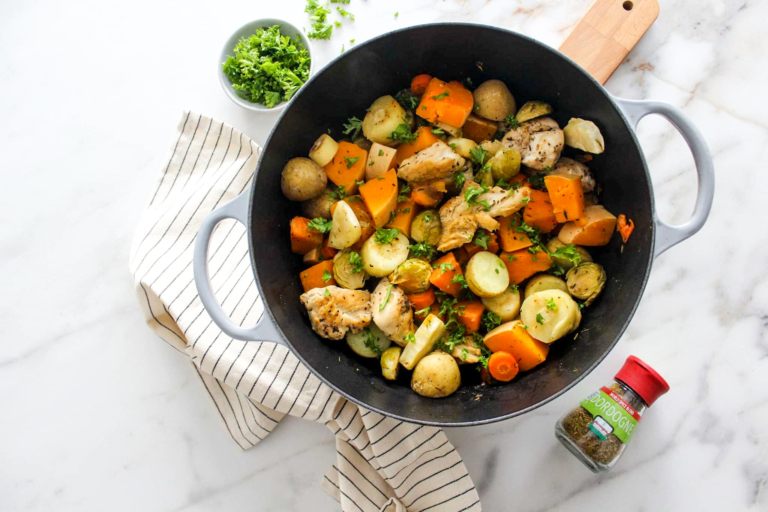 Stoofpot van kip, groenten en kruiden uit de Dordogne