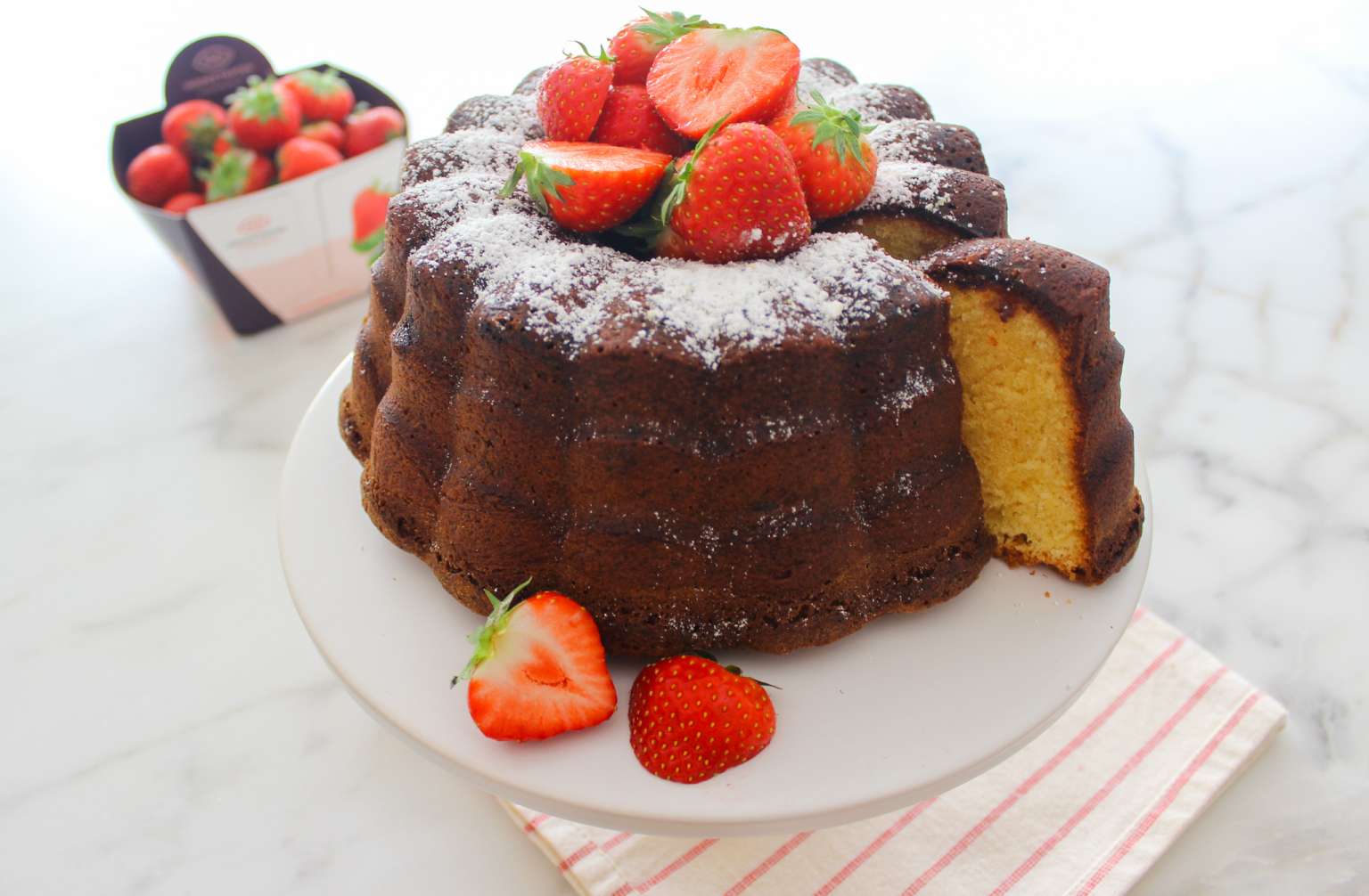 Tulband cake met aardbeien en witte chocolade